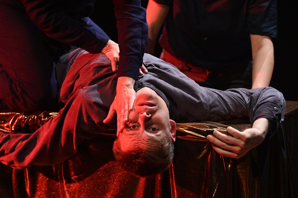 « LE MOCHE », un miroir nécessaire au Théâtre de Belleville