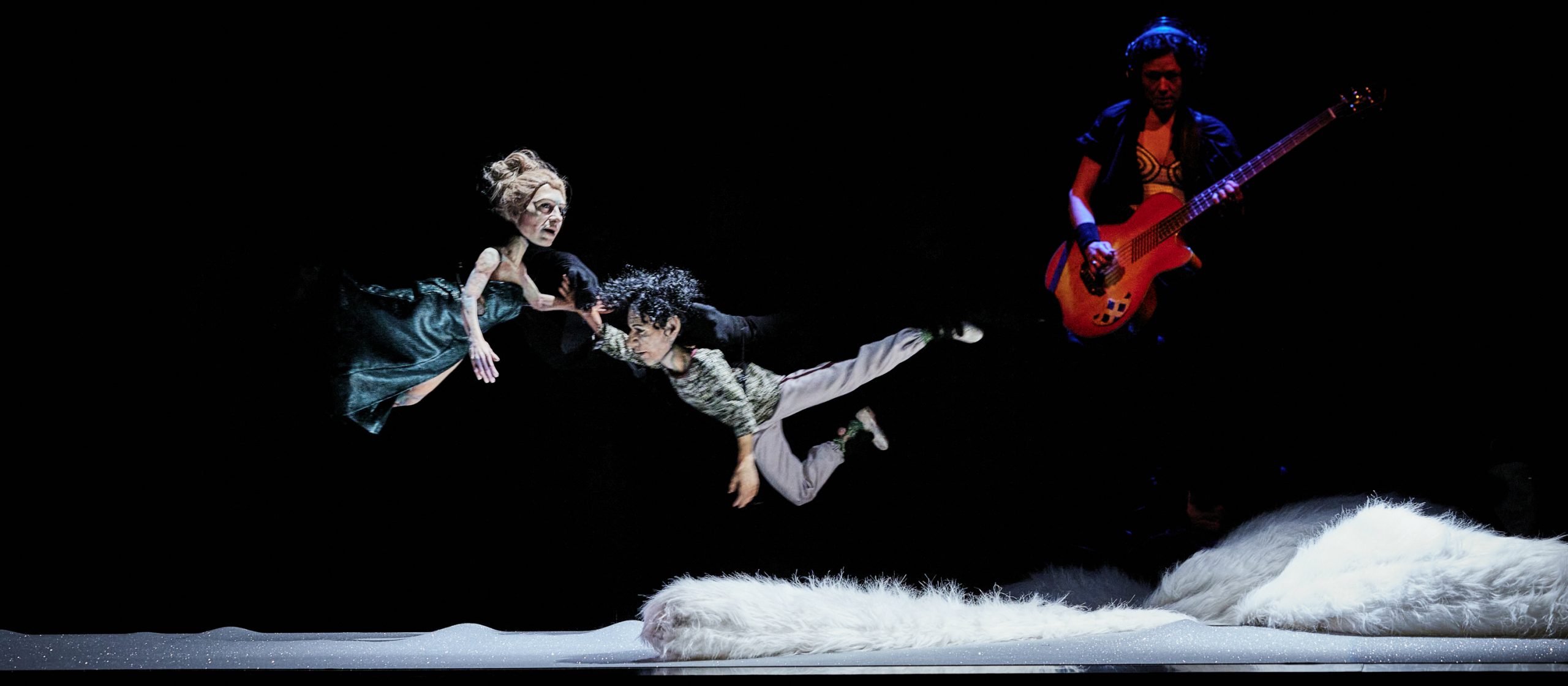 "LA (NOUVELLE) RONDE" de Johanny Bert, en attendant que le rêve nous libère