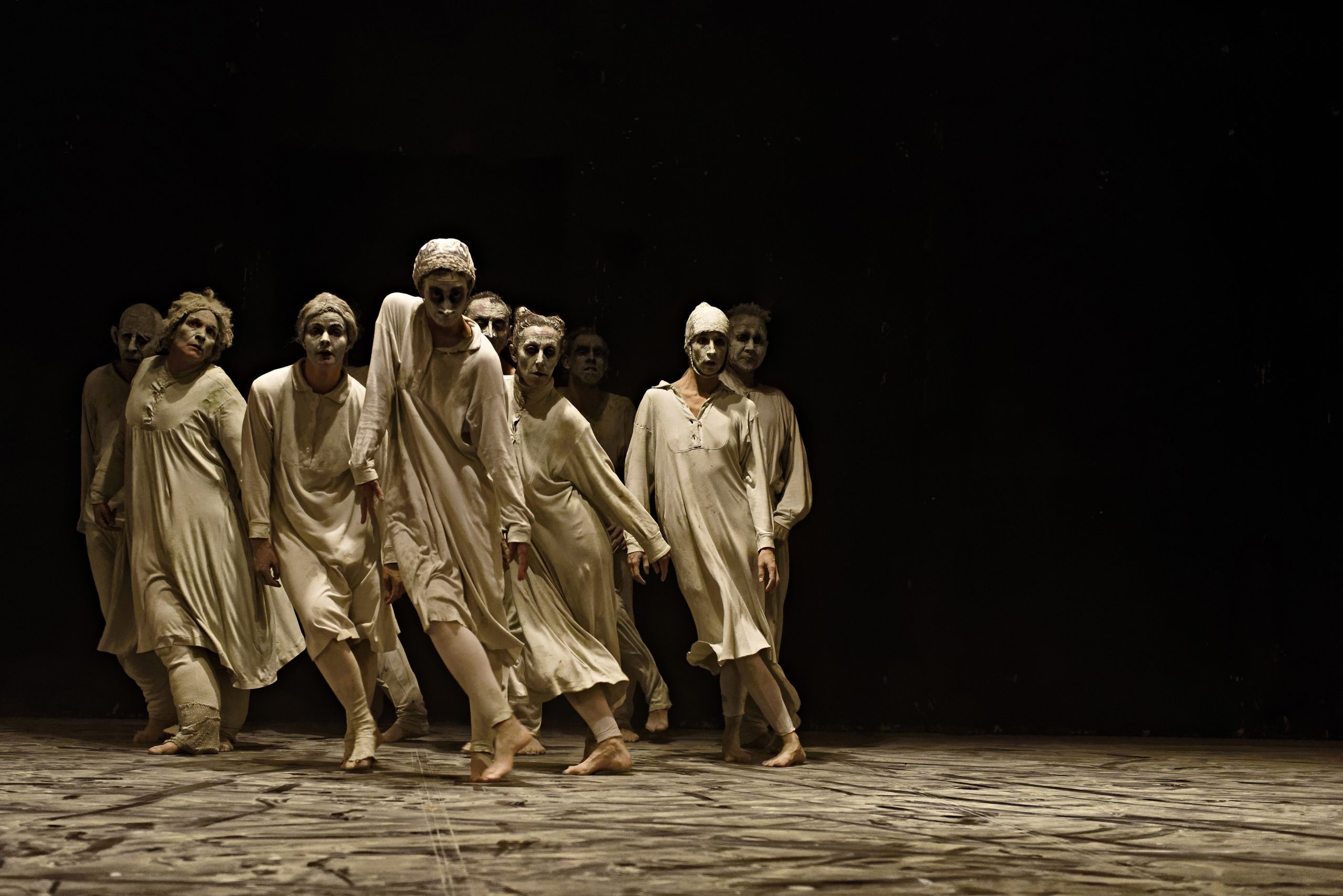 "MAY B", une danse de la vie macabre mais terriblement poignante, ou le ...